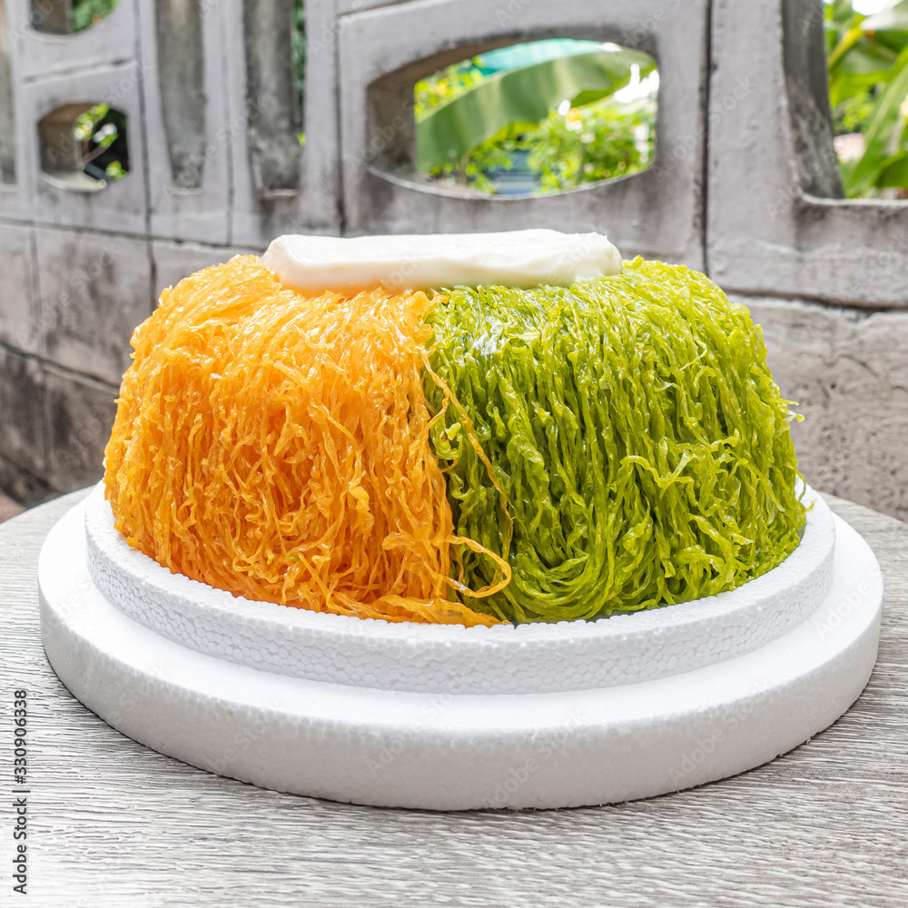 Gold Egg Yolk Thread Cakes, Thai call 'Cake Foi Tong" foto de Stock ...