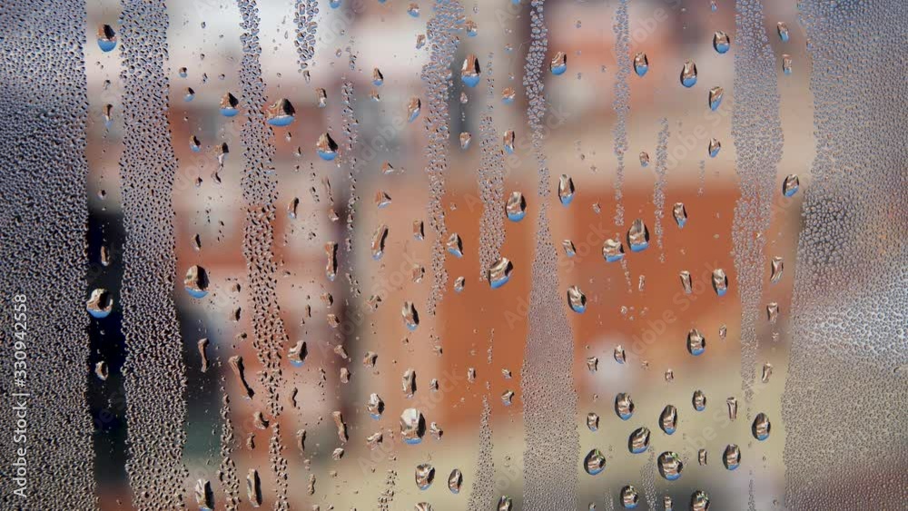 Vidéo Stock Misted glass of window with water drops and blurred ...