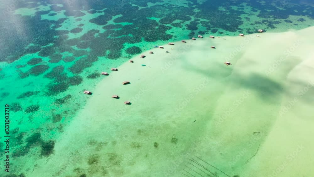 Vidéo Stock Manlawi Sandbar with floating cottages in Caramoan Islands ...