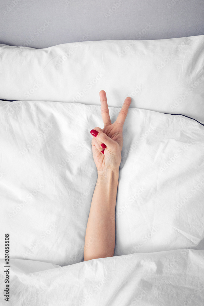 Peace Zeichen Victory in Bett Stock Photo | Adobe Stock