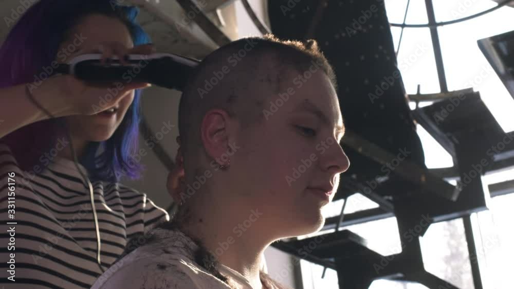 Vidéo Stock Young Attractive Girl Shaves Her Hair On Her Head Shaves