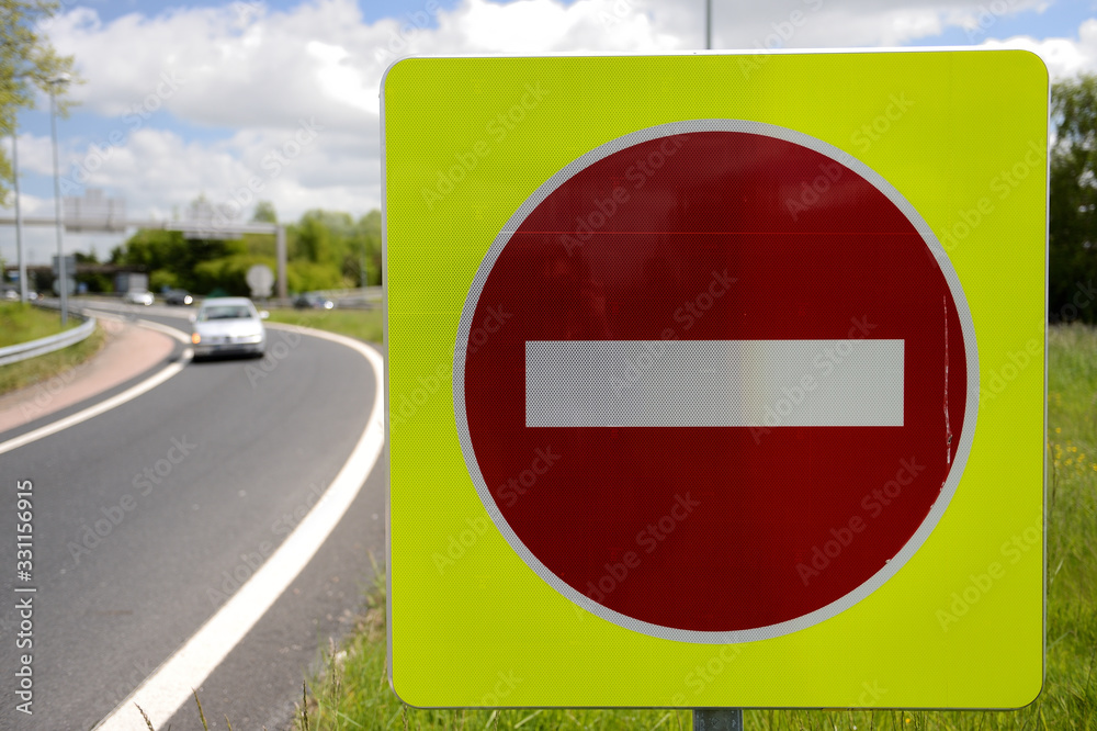 Nouveau panneau sens interdit sur fond jaune fluorescent déployé sur ...