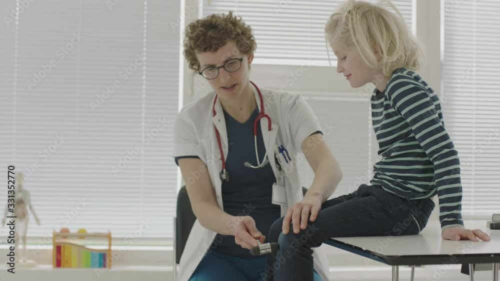 Doctor Testing Girl'S Reflexes With Reflex Hammer On Knee Stock ビデオ ...