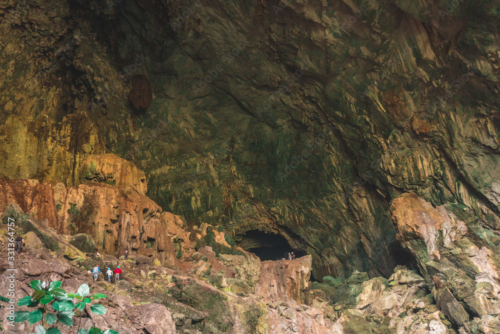 Foto de group of cave explorers in a grand cave gallery in Laos do ...