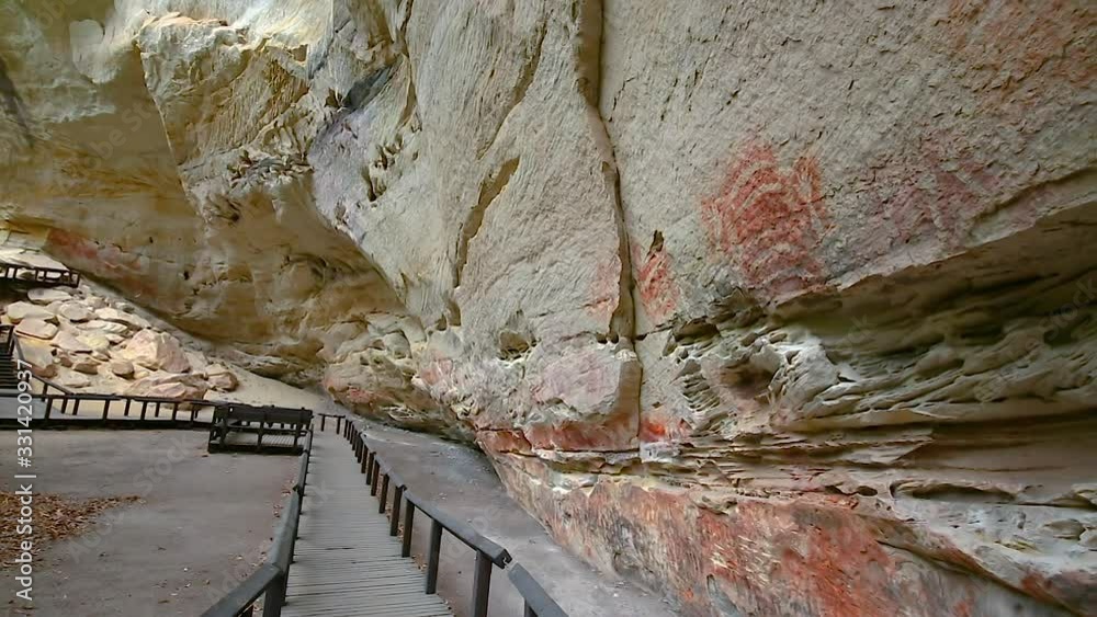 Video „Left to right pan motion of cliff face know as Cathedral Cave at ...
