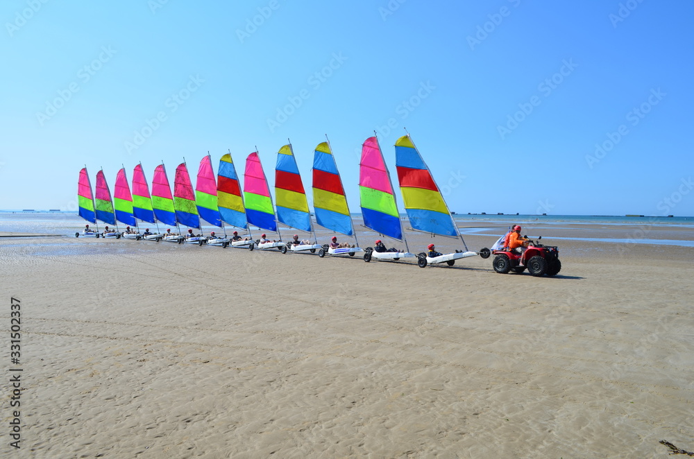 Chars à voile sur la plage d'Asnelles (Calvados - Normandie) Stock ...