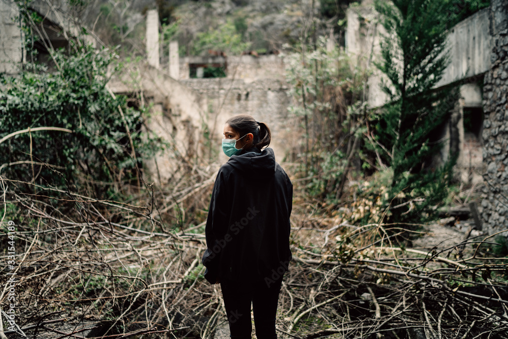 Foto de Patient suffering from infectious disease,sick person in mask ...