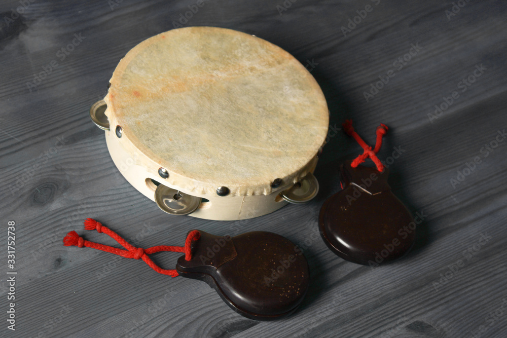 Imagen vintage de instrumentos de música tradicionales Stock Photo ...