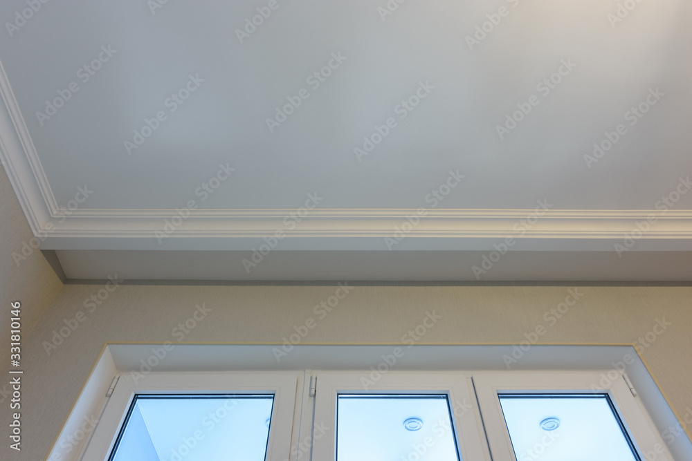 Niche for curtains on the ceiling after the repair of the room Stock ...