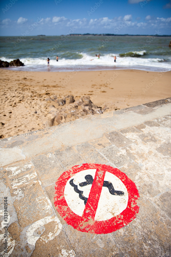 Baignade interdite dans les vague en mer. Stock Photo | Adobe Stock