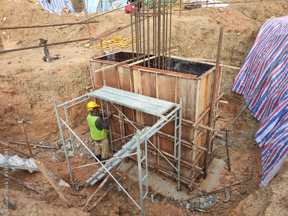 Foto de Pile cap and column stump under construction at the ...