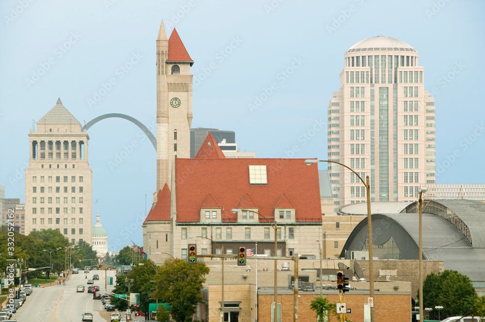 St. Louis skyline down Market Street with view of Gateway Arch and ...