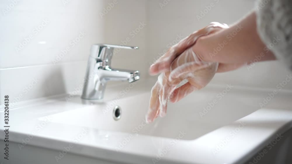 Persona lavando las manos para desinfectar y prevenir la infección de ...