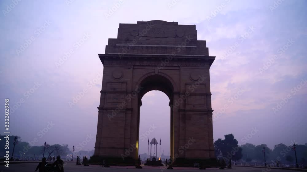Vídeo do Stock: The India Gate is a war memorial located astride the ...