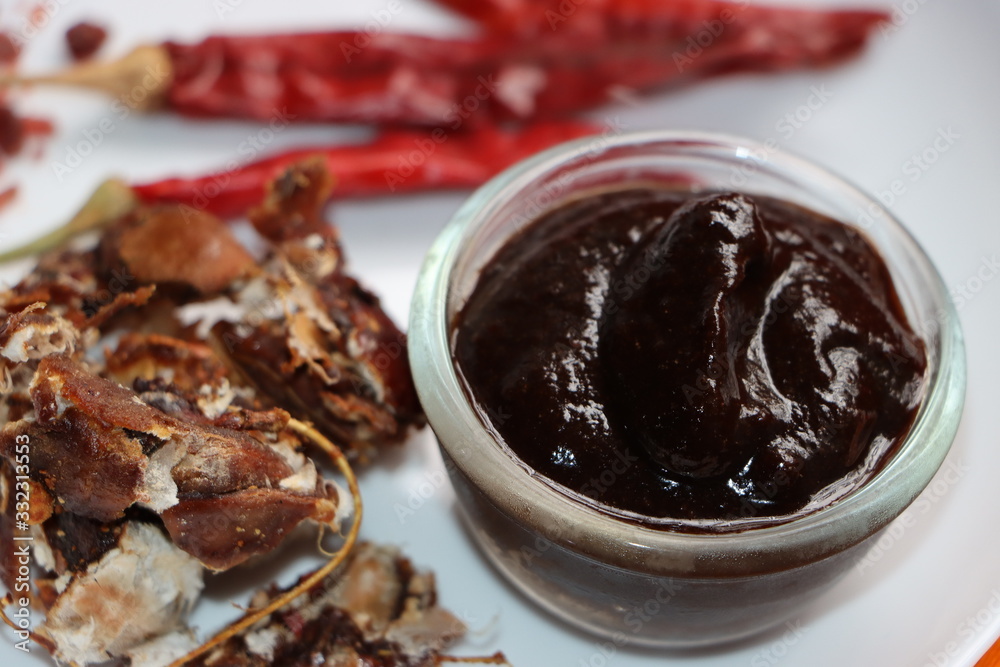 Foto de Tamarind Chutney or Imli Chutney, sour and tangy sauce made ...