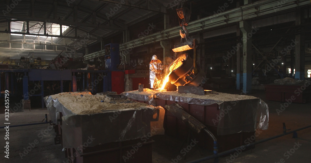 The molten metal is poured into the mold. Melting furnace for cast iron ...