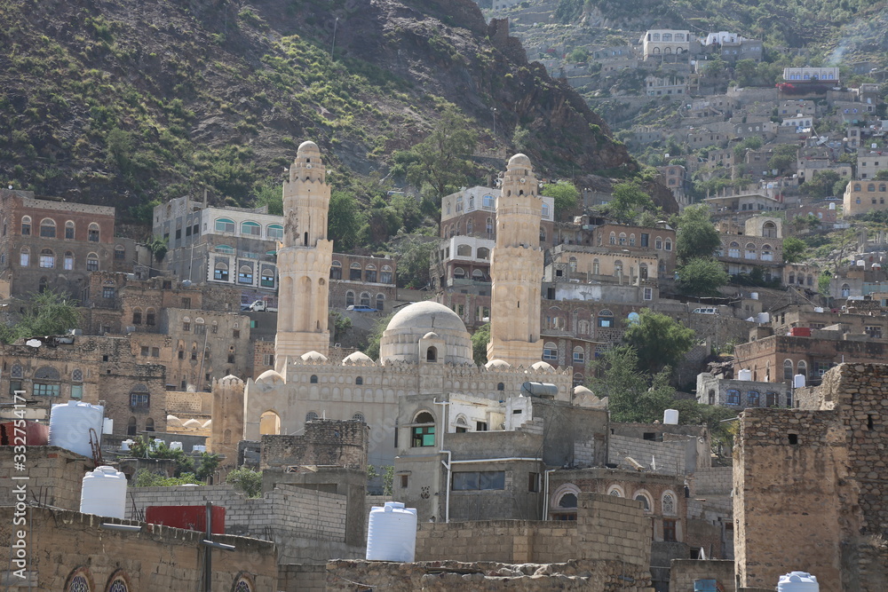 the old city of Taiz, and the historical Ashrafieh Mosque shows the ...