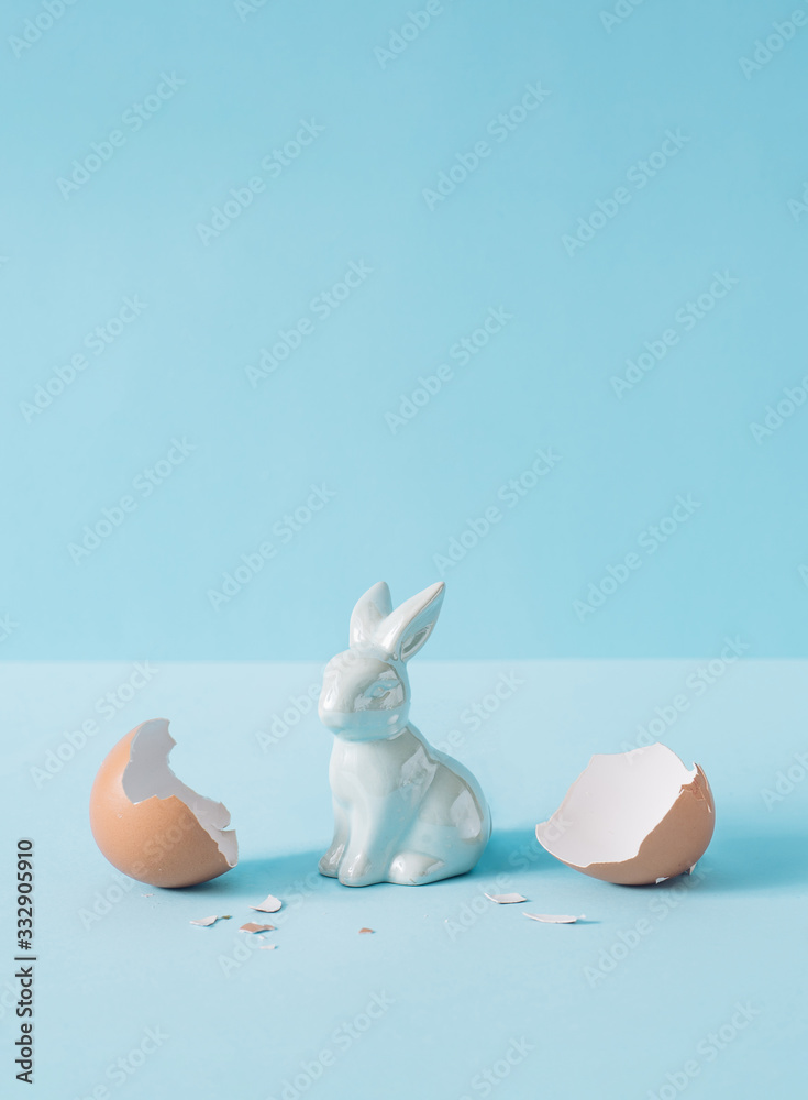 Eggshell with bunny rabbit. Creative copy space on pastel blue ...