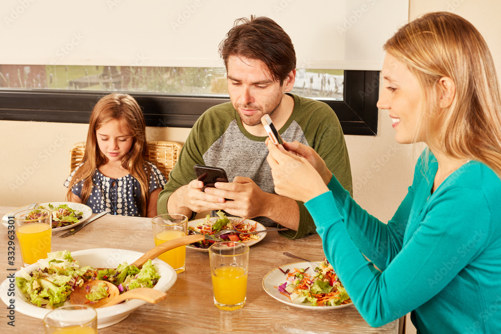 Eltern und Tochter mit Smartphone beim Mittagessen Stock Photo | Adobe ...