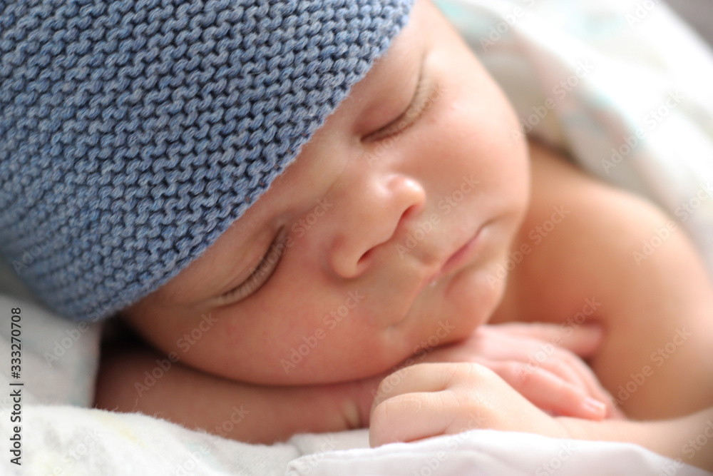 Bebé recién nacido con gorro dormido Stock Photo | Adobe Stock