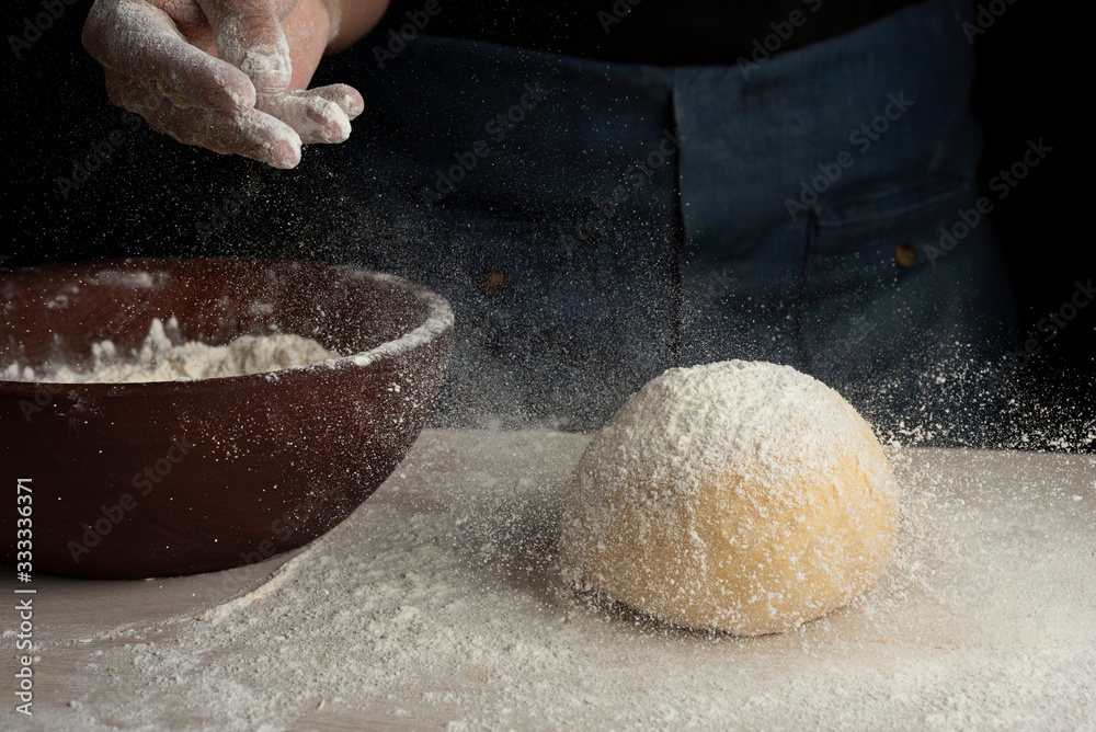 manos amazando masa casera y sana con harina en madera cocina sana y ...