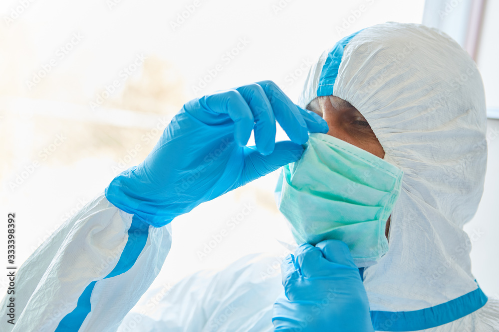 Doctor with face mask at Covid-19 epidemic in clinic Stock Photo ...