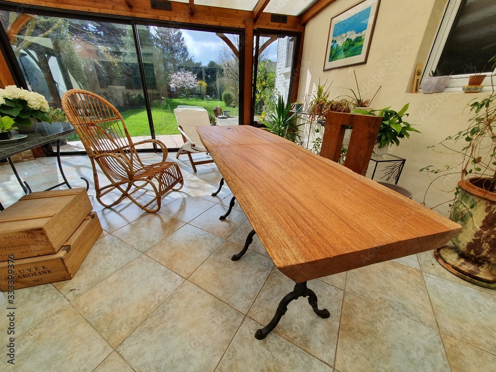 veranda table bois massif exotique rotin design tendance Stock Photo ...