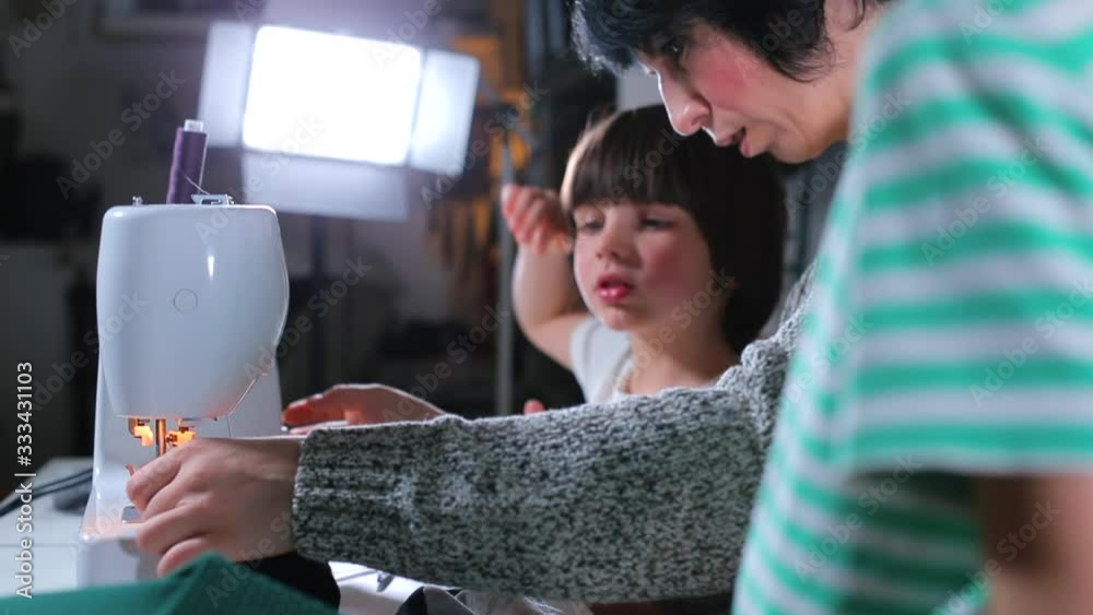 Vidéo Stock Children with a mother make face masks during a viral ...