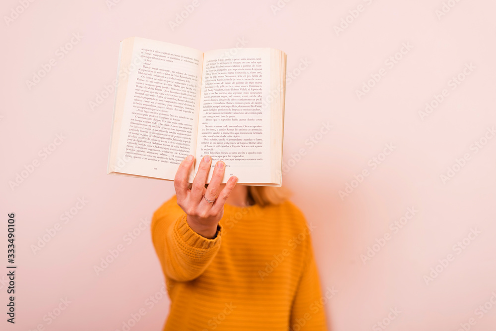 chica sosteniendo un libro con una mano delante de la cara Stock Photo ...