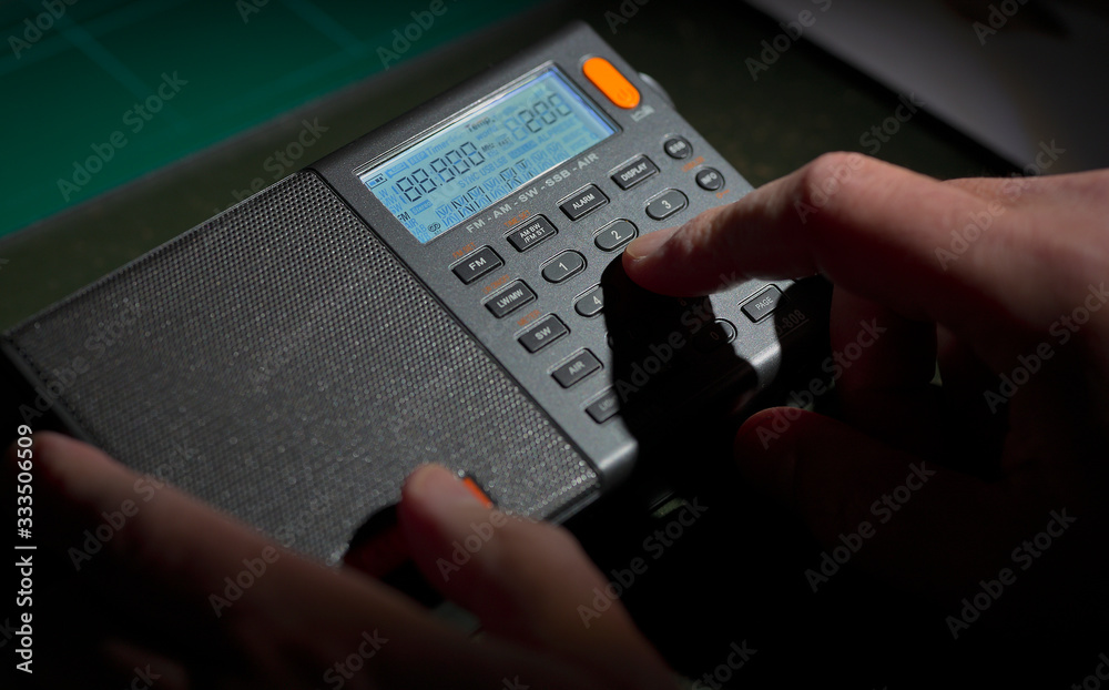 Foto de Radio portátil con onda corta, frecuencia modulada y onda media ...