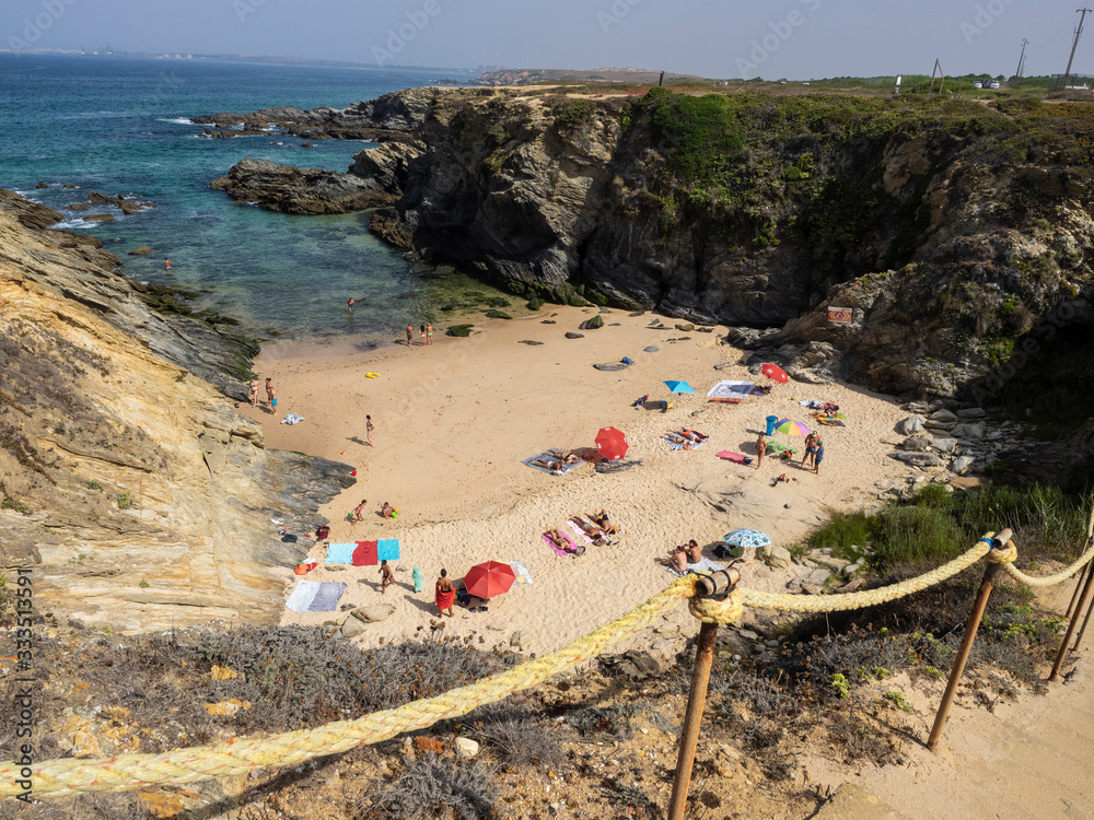 Cala rocosa con bañistas en una playa de la costa del Alentejo de ...