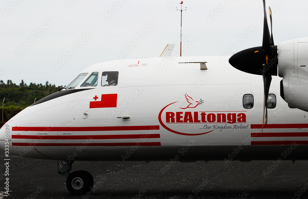 Foto de VAVAU, TONGA - NOVEMBER 17: Realtonga airplane arrives at Vavau ...