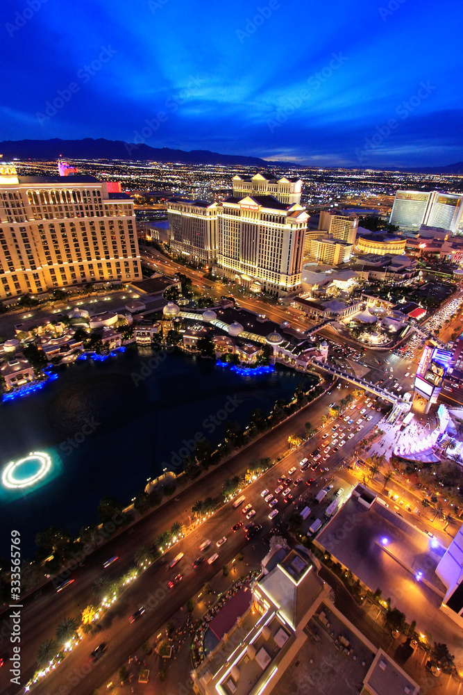Foto de LAS VEGAS, USA - MARCH 18: Aerial view of Bellagio and Caesars Palace hotel and casino ...