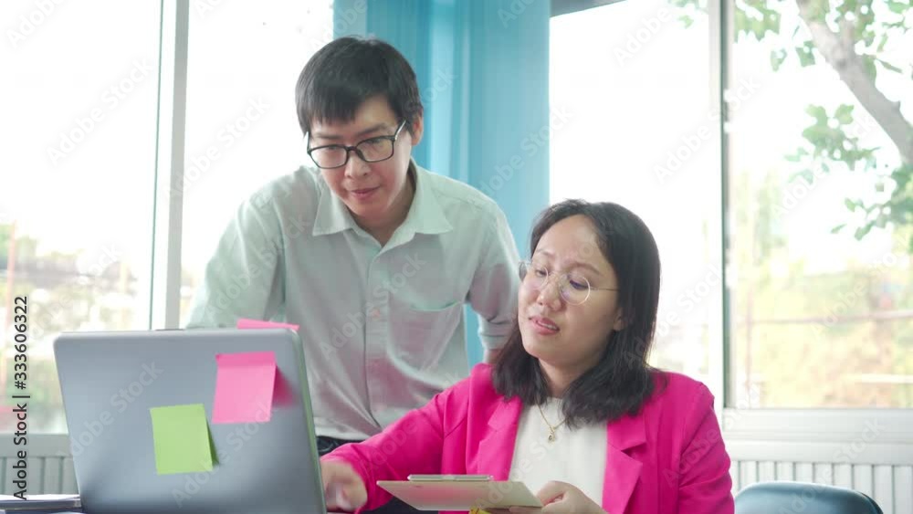 4k Two businessmen, company employees, consult, plan, help each other ...