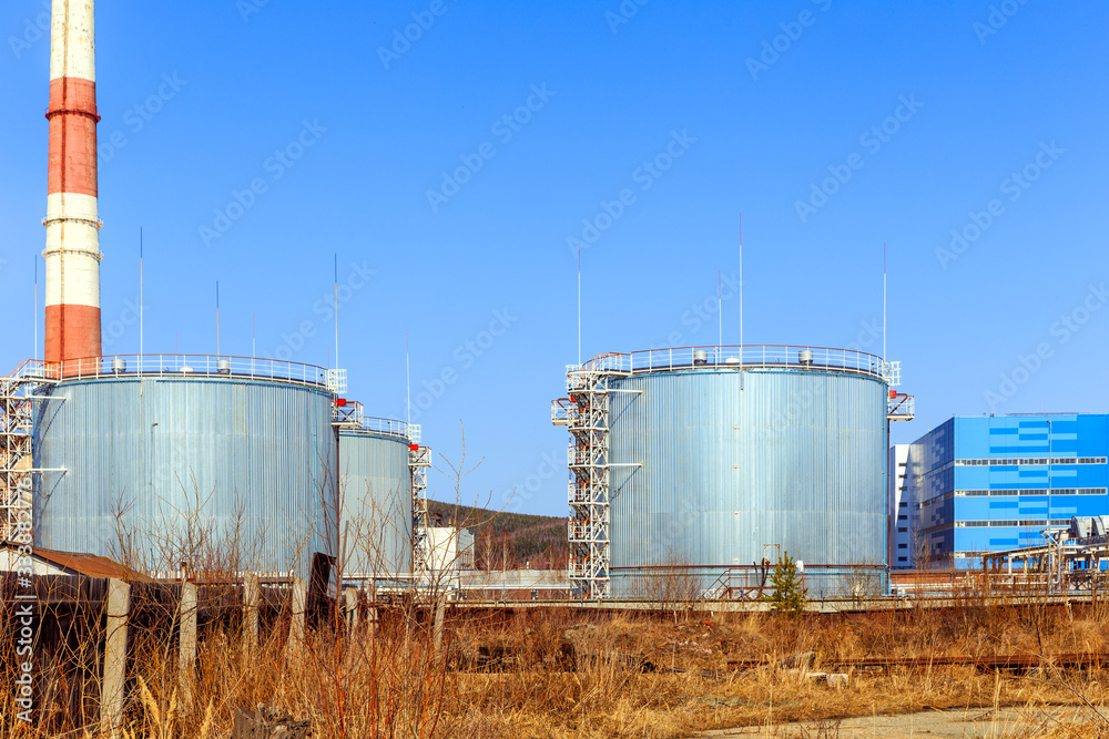 Tanks for the storage of petroleum products and chimneys of the plant ...