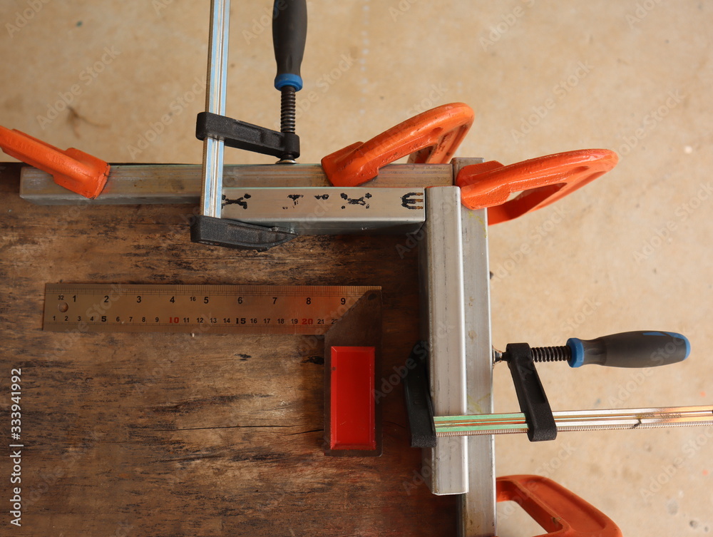 Temporary jig for welding rectangular steel pipe into a right angle ...