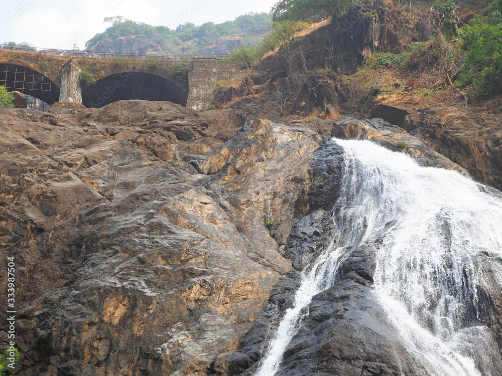 Foto de Dudhsagar waterfall in the Indian state of Goa. One of the ...
