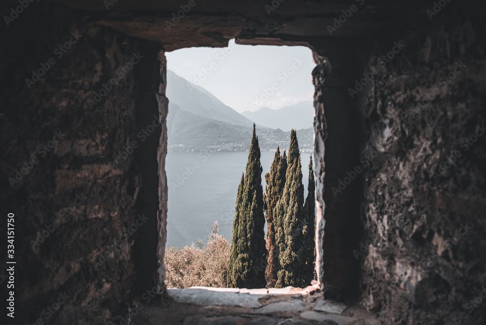 Panorama dalla feritoia medievale con vista sul lago di como dal ...