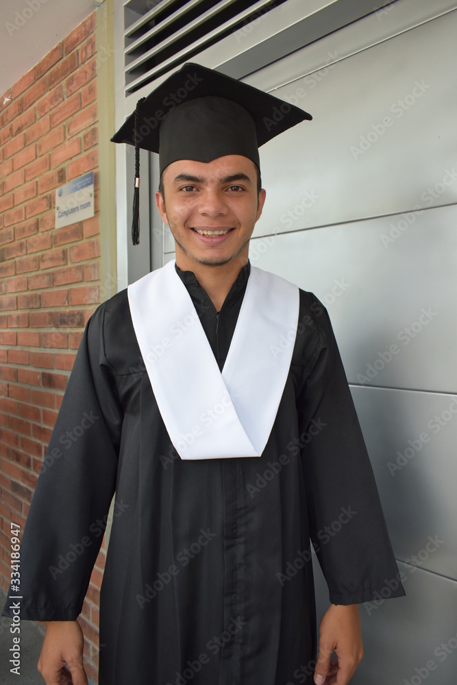 chico graduándose; graduación; grado de hombre; hombre riéndose; día de ...