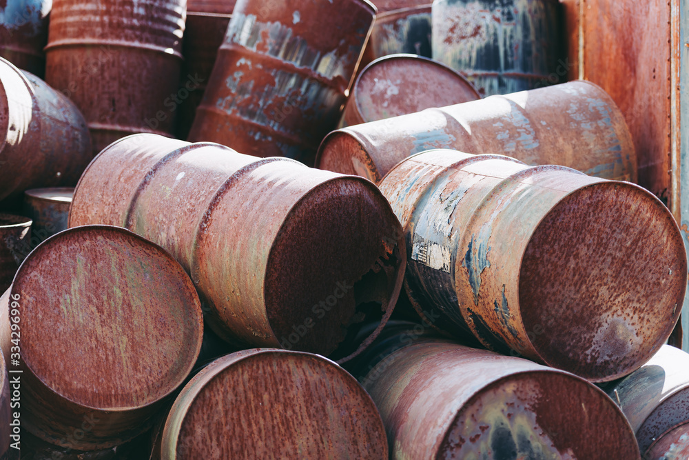 Vieux bidons en métal entreposés dehors Stock Photo | Adobe Stock