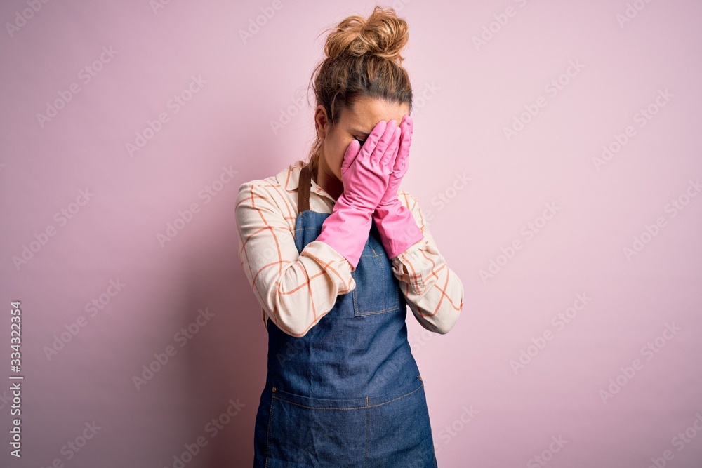 Young beautiful blonde cleaner woman doing housework wearing arpon and ...