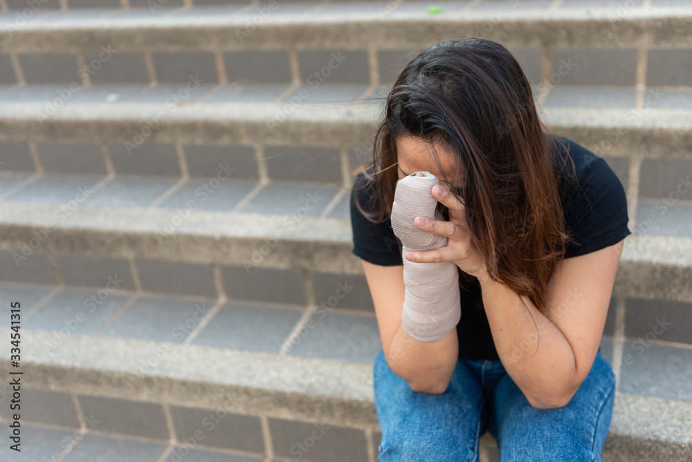 A beautiful Asian girl broke her arm and splinted,Woman accidentally ...