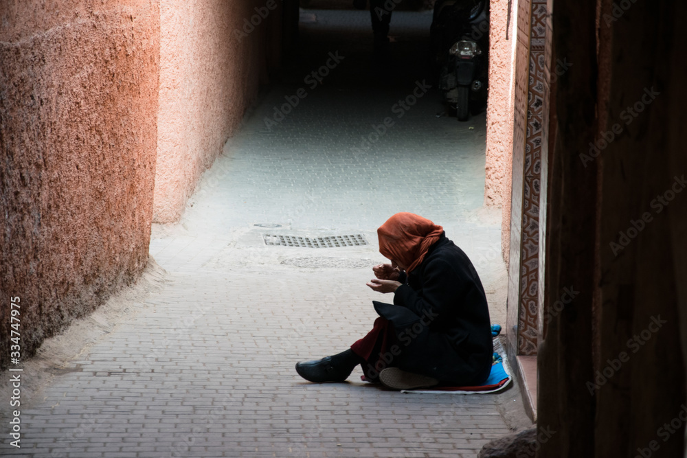 Mendigo pidiendo limosna en las calles de Marrakech Stock Photo | Adobe ...