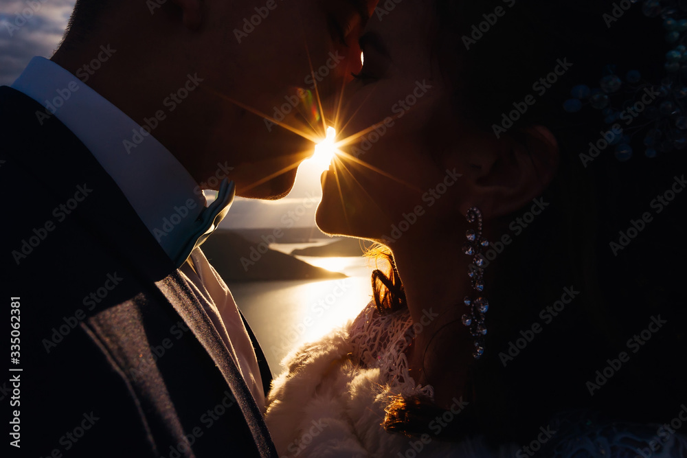 sun rays between the faces of the newlyweds. kiss on the nature. Stock ...