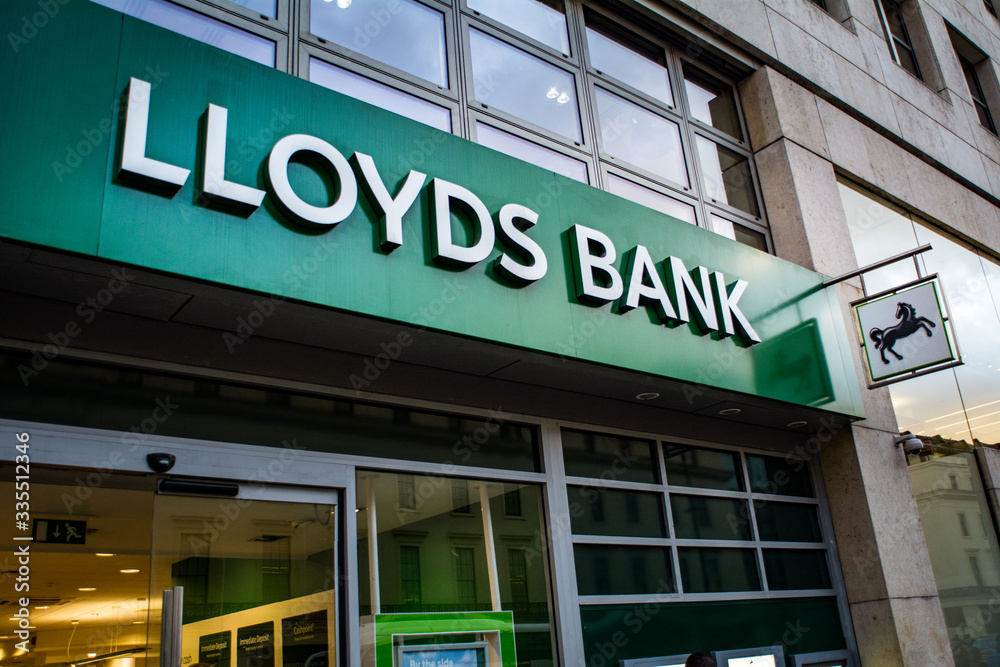 Foto de LONDON- SEPTEMBER, 2019: LLoyds bank branch exterior- a large ...