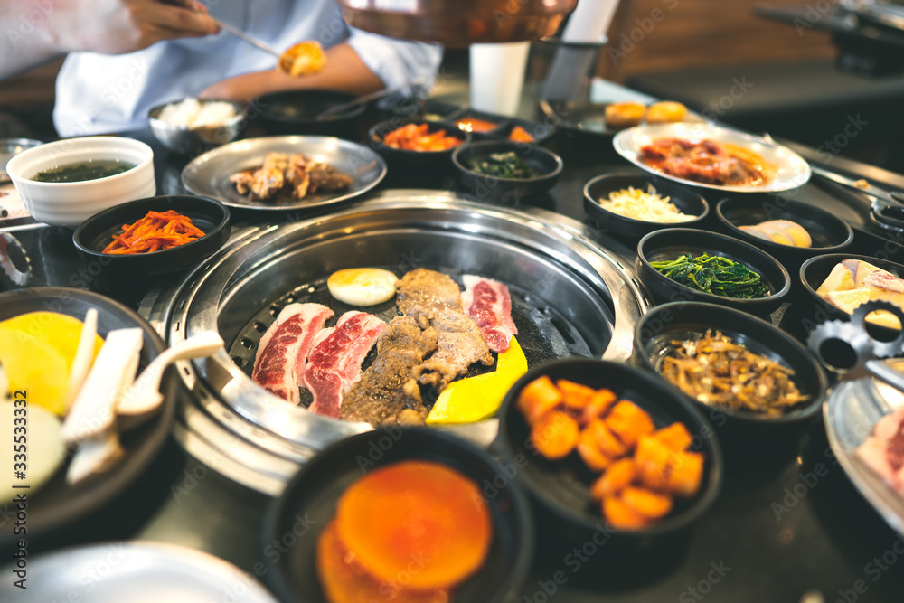 Korea bbq style restaurant with meat and vegetable side diesh. foto de ...
