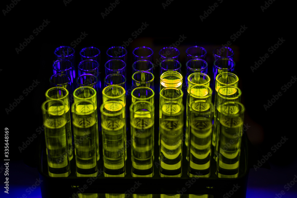 Foto de Glowing green compound solution collected from column ...