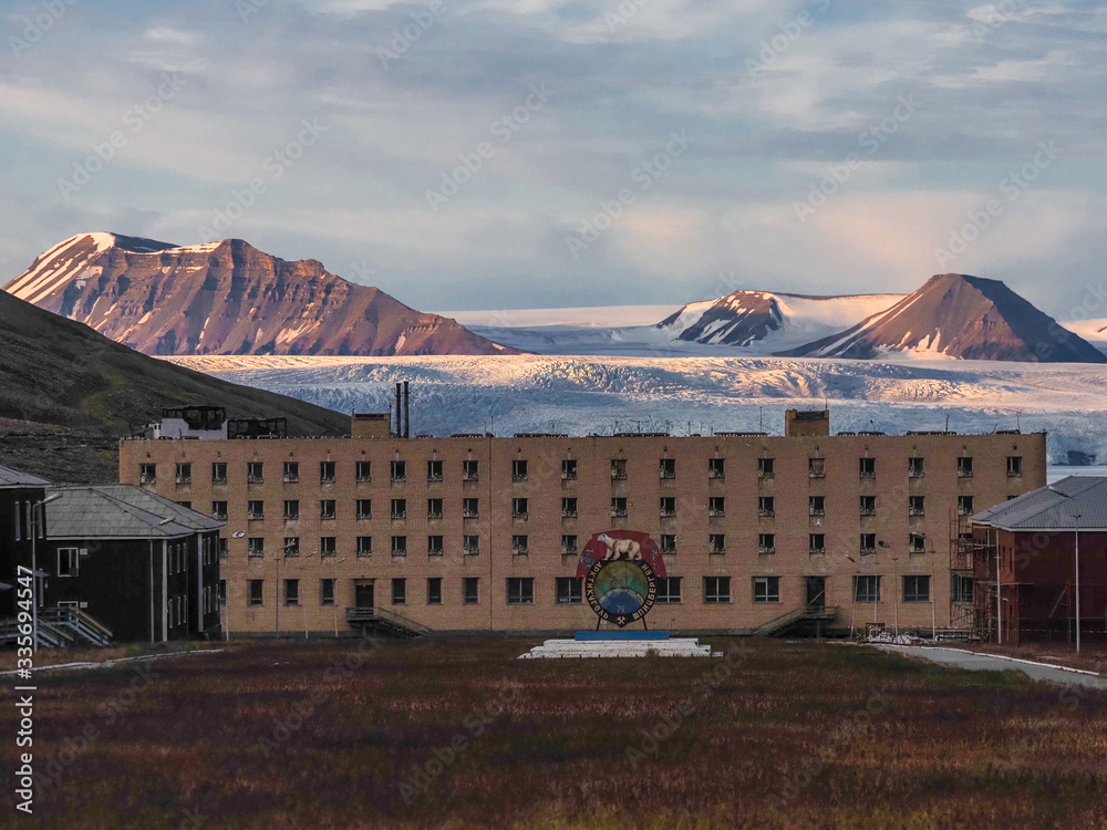 Foto de Pyramiden, Norway - August 2019: Abandoned Soviet/ Russian ...
