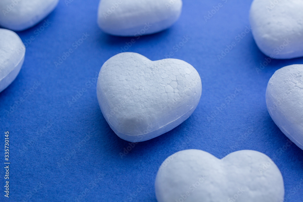 Artificial love concept, frozen heart. Valentine's Day. White 3d ...