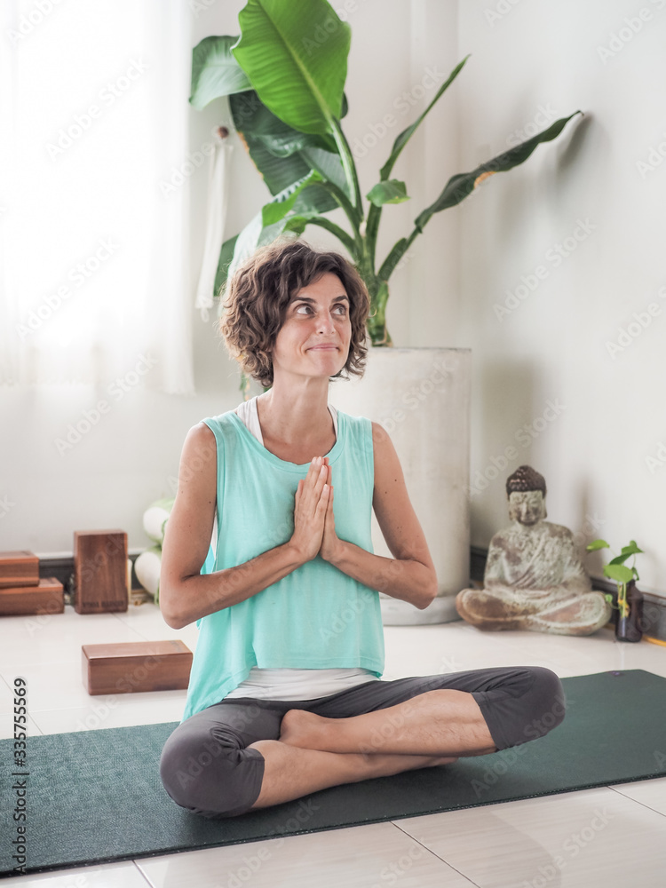 Stockfoto smiling woman with eyes open and hands in prayer position ...